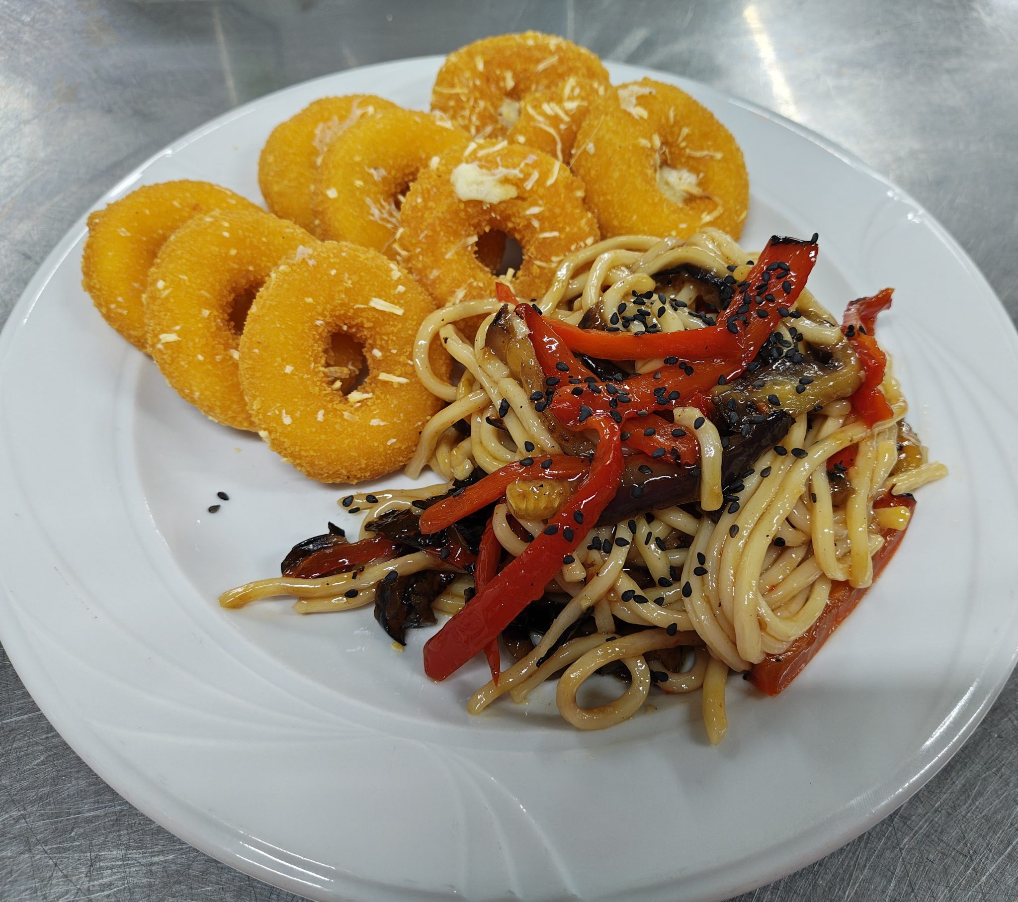 V1 - NOODLES CU LEGUME ȘI INELE DE CAȘCAVAL (noodles, dovlecel, ardei ...